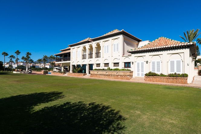 Marbella Beachfront Villa - Marbella